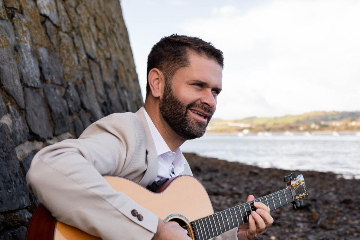 Ollie Stephens - Singer, Songwriter, Entertainer